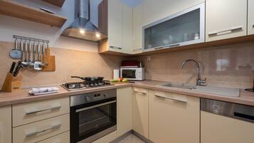 Vila, 3 quartos, piscina particular, vista para a montanha | Cozinha privada | Micro-ondas, fogão, lava-louças, cafeteira/chaleira