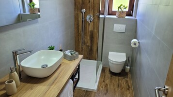 Quarto Deluxe | Casa de banho | Um polibã, um chuveiro fixo, um secador de cabelo, toalhas fornecidas 