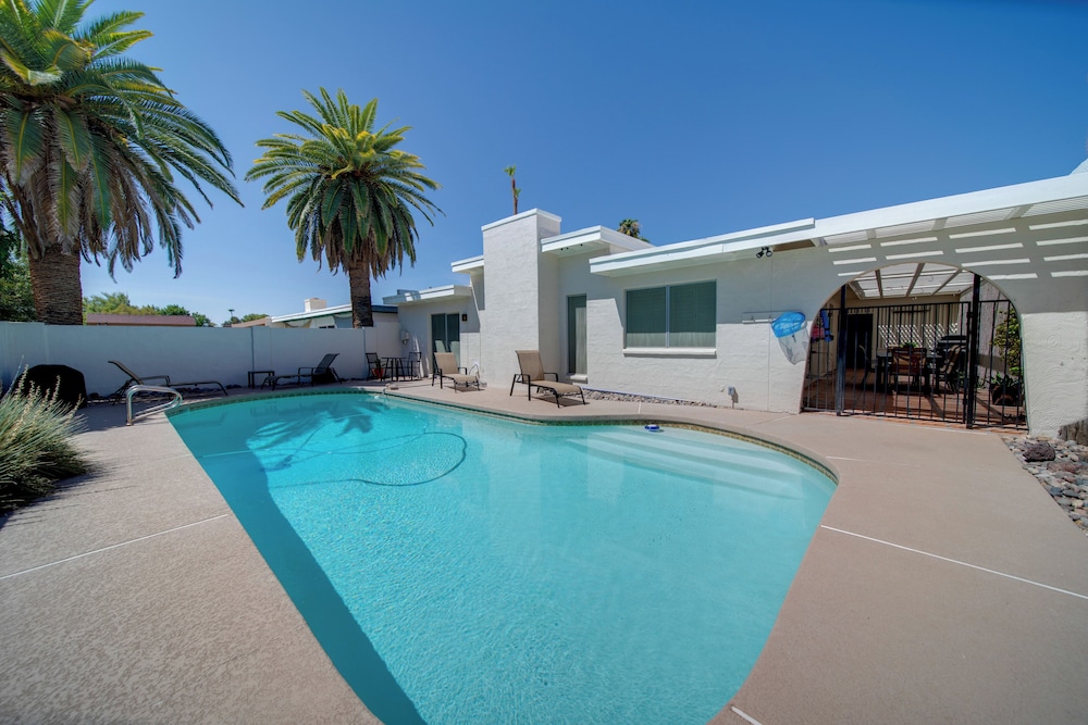 5 Mi To Camelback Ranch: Pet-friendly Home W/ Pool - Glendale, AZ