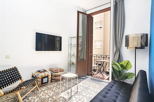 Apartamento Superior, não fumadores, varanda | Sala de estar | Smart TV
