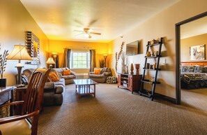 Suíte com design assinado, 1 cama King e sofá-cama | Área de estar | TV LCD 32 polegadas com canais a cabo