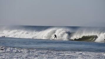 Um surfista deslizando numa onda grande no oceano.