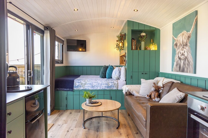 Willows Rest - 1 Bed Shepherd's Hut - Pentlepoir - Tenby