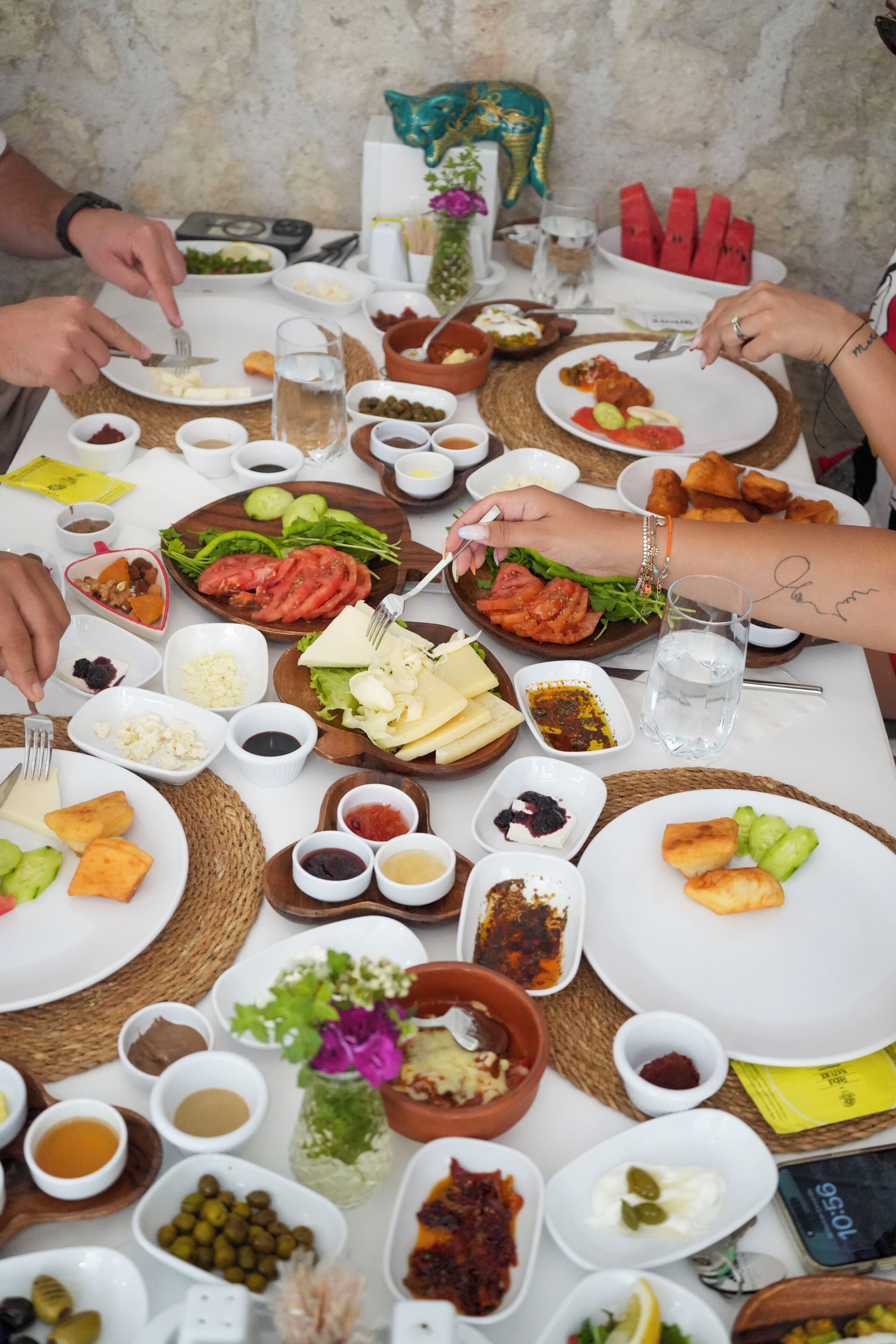 Mesa posta com diversos pratos e acompanhamentos, indicando uma refeição.