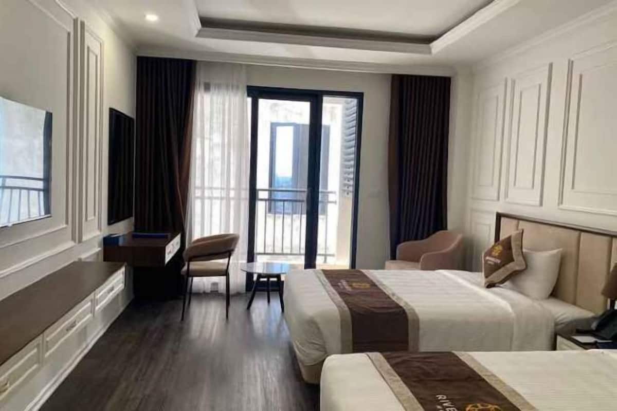 Frigobar, escrivaninha, espaço de trabalho para notebook