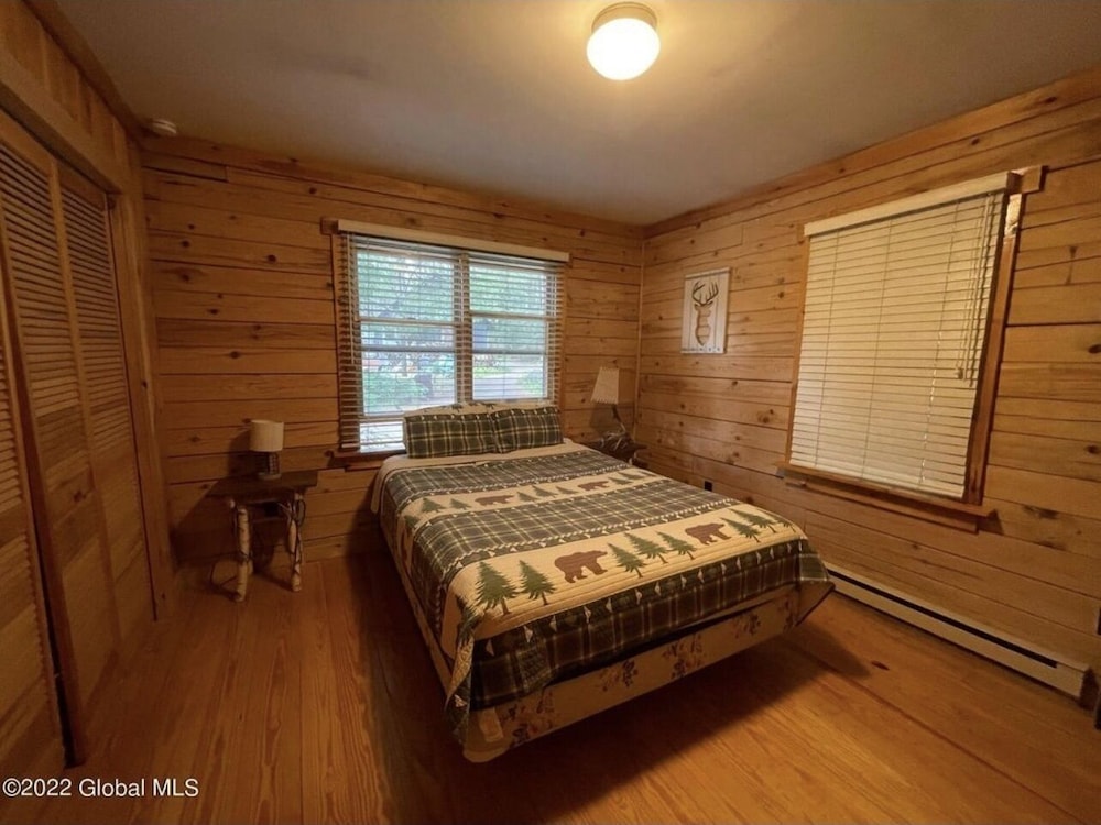 Cozy, Pet Friendly Cabin Minutes To Lake George Village - Lake George, NY