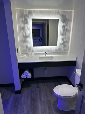 Quarto Romântico, não fumadores | Casa de banho | Um polibã, um chuveiro fixo, toalhas fornecidas, sabão