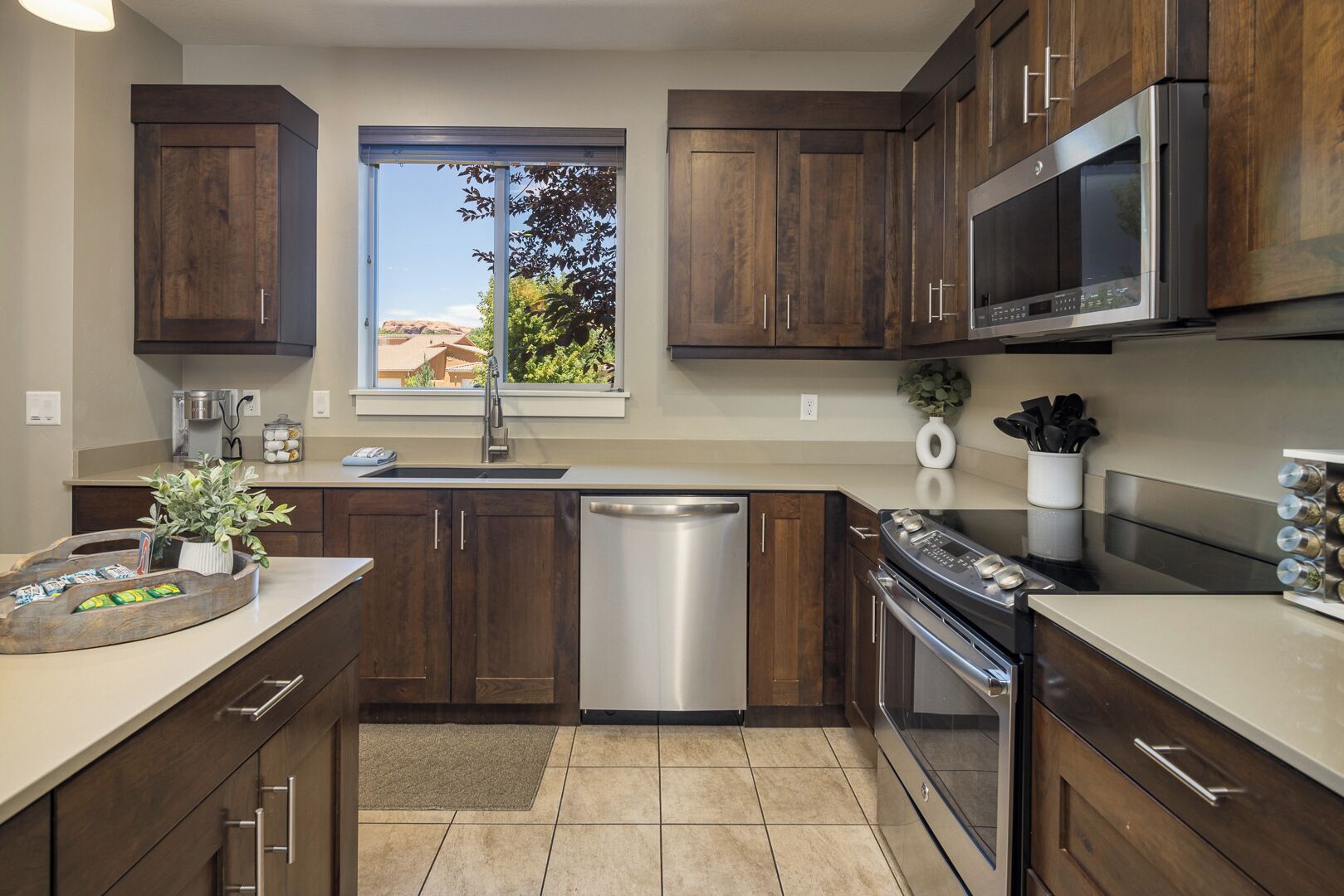 Casa de Luxo, 4 quartos, pátio, vista para a montanha | Cozinha privada | Um frigorífico/congelador grande, um micro-ondas, um forno 