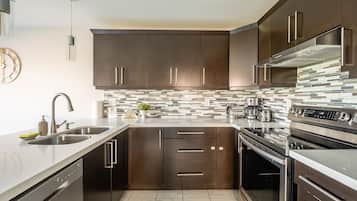 Casa família, 3 quartos, cozinha, vista para o lago | Cozinha privada | Geladeira grande, micro-ondas, fogão, cooktop