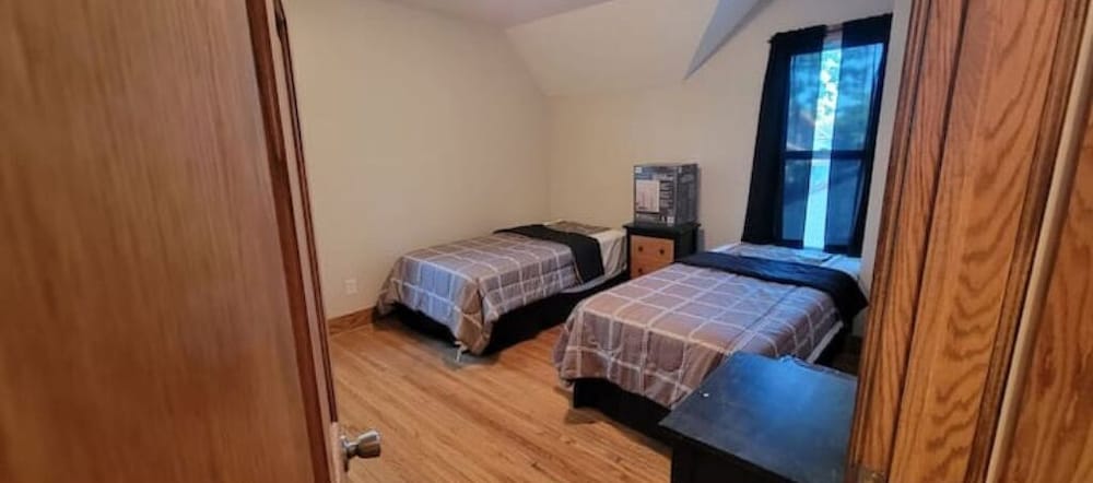 Centrally Located 5 Bedroom, 3 Baths For The Whole Group - Xcel Energy Center