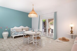 Apartamento família, 1 quarto, para não fumantes, vista para a piscina | Área de estar | TV de tela plana 32 polegadas com canais a cabo