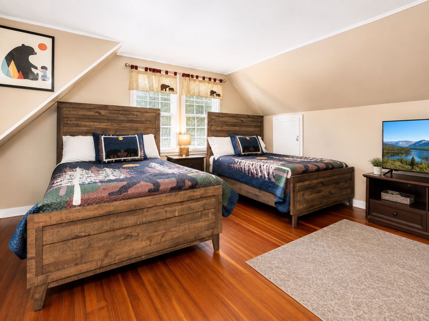 Quarto com duas camas de madeira, uma televisão e uma janela com cortinas.