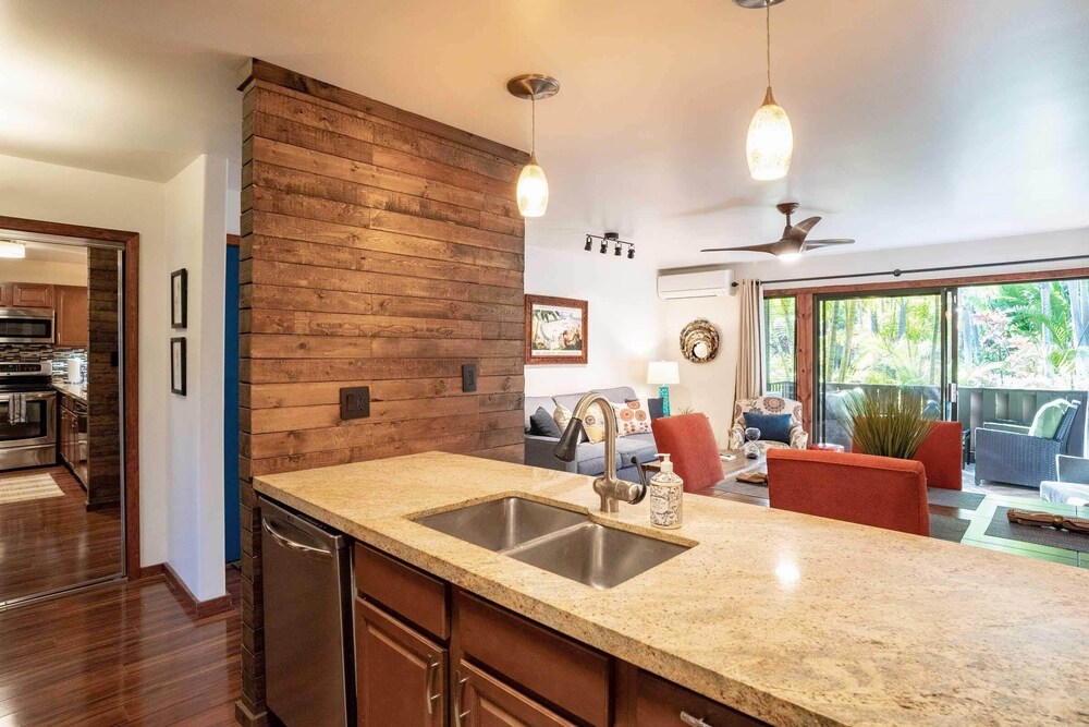 Tropical & Serene Garden Vistas - Kihei, HI