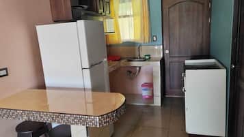 Quarto Individual Empresarial | Cozinha privada | Minifrigorífico, um micro-ondas, utensílios de cozinha