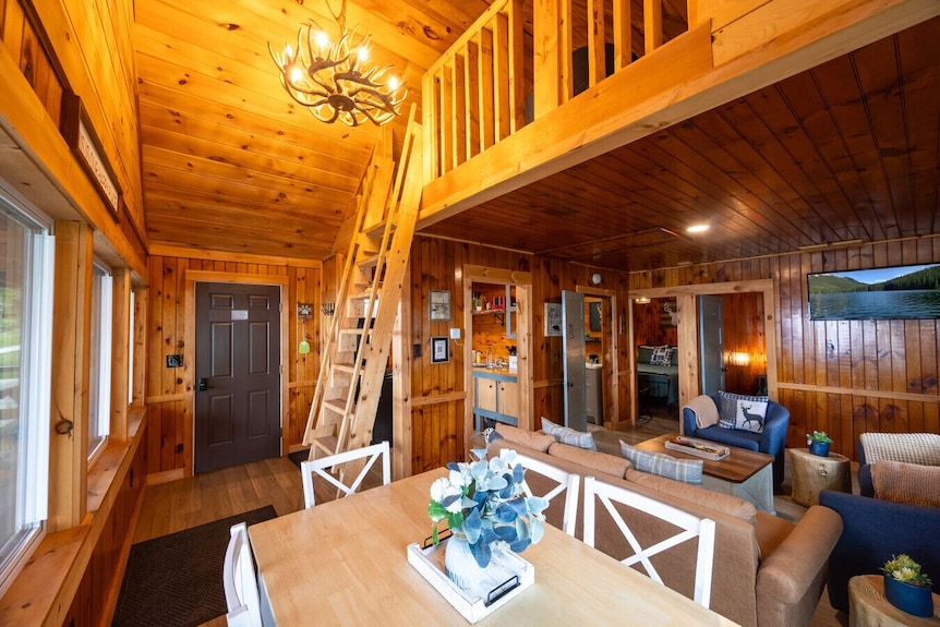 Twilight - Cabin 5 · Lawrence`s Lakeside Cabins | `Twilight` Waterfront - Moosehead Lake, ME