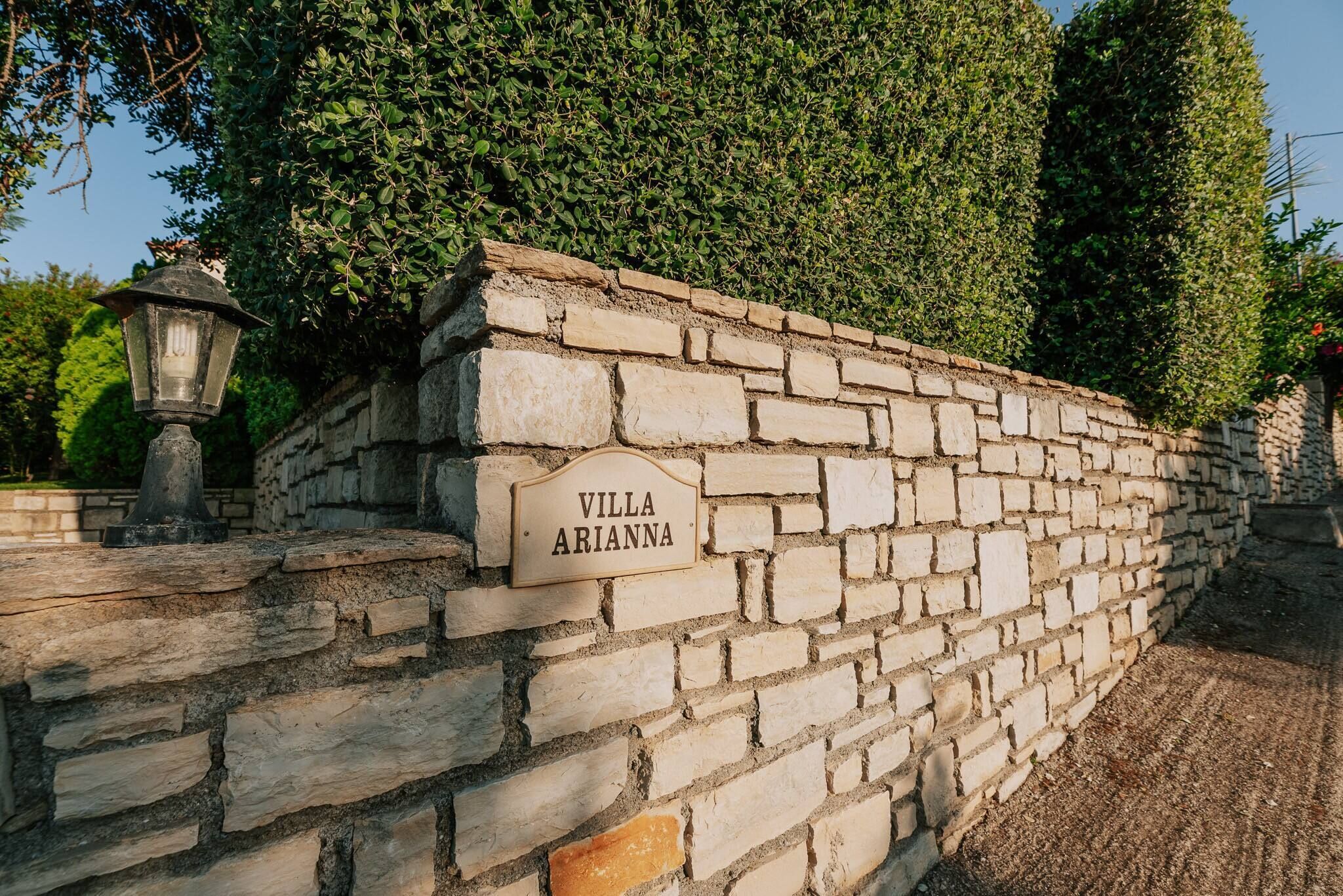 Vila, 3 quartos, piscina particular | Detalhe da fachada