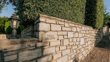 Vila, 3 quartos, piscina particular | Detalhe da fachada