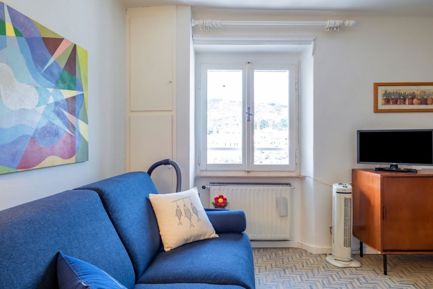 Cozy Apartment Of 40 Sqm, Able To Accommodate Up To 4 People, Located On The Third Floor Of A Building Without Elevator. The Accommodation Is Located In An Area Full Of All Services And Boasts A Wonderful View Of The San Terenzo Beach. In About 4 Minutes - Lerici