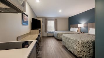 Quarto econômico, 2 camas Queen, para não fumantes | 1 quarto, escrivaninha, espaço de trabalho para notebook