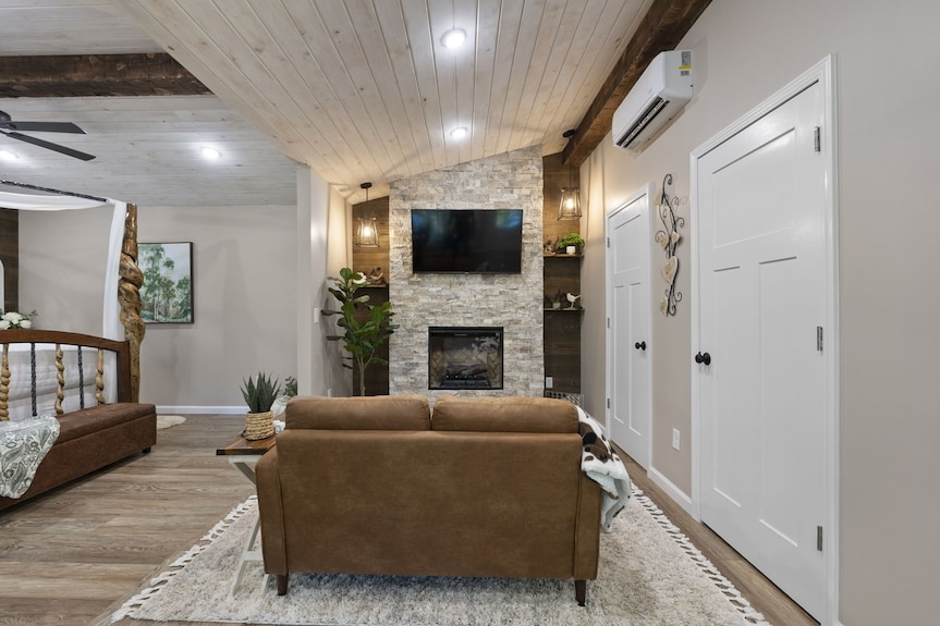 The Twisted Sassafras Treehouse - Cape Girardeau, MO