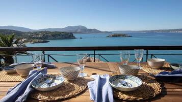 Apartamento, 3 quartos, varanda, vista para a montanha | Refeições ao ar livre