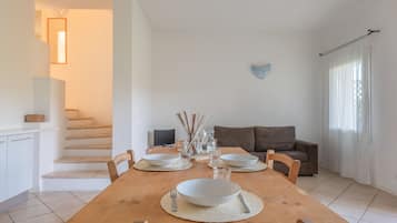 Apartamento, 2 quartos, varanda | Restaurantes