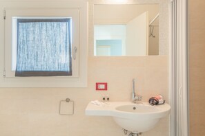 Apartamento, 3 quartos, varanda | Casa de banho