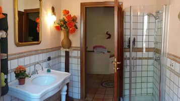 Dormitório compartilhado, 1 quarto, para fumantes, sacada | Banheiro