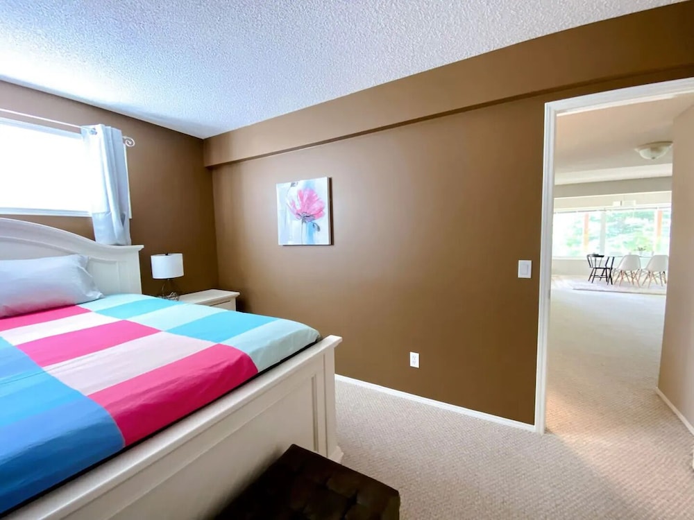Stunningly Private, Spacious, & Bright Walkout Suite - Calgary