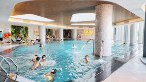 Piscina interior, piscina exterior, espreguiçadeiras 