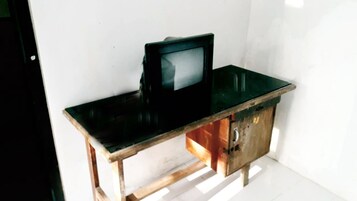 Quarto Duplo Económico | Wi-fi grátis, roupa de cama fornecida 