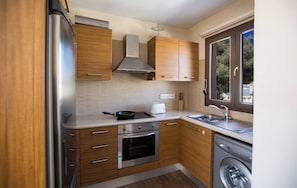 Apartamento, 2 quartos, varanda, Vista para a cidade | Cozinha privada
