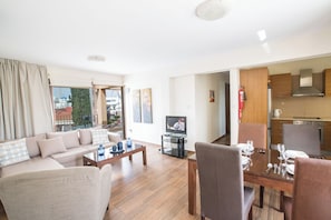 Apartamento, 2 quartos, varanda, Vista para a cidade | Sala de estar