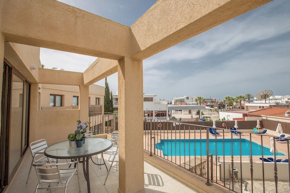 Apartamento, 2 quartos, varanda, Vista para a cidade | Terrenos do alojamento