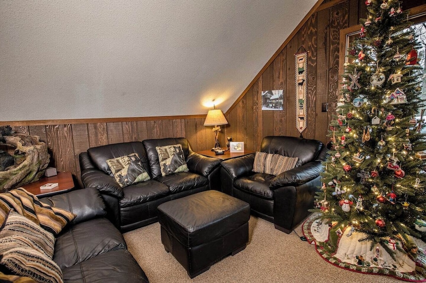 Spacious Trailside Vacation Home With An Outdoor Hot Tub And Indoor Whirlpool - Michigan