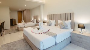 Quarto de hotel com duas camas, uma escrivaninha e uma cadeira.