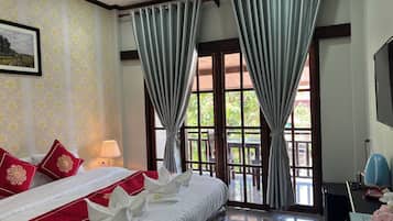 Roupa de alta qualidade, edredões de penas, cofre no quarto