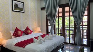 Roupa de alta qualidade, edredões de penas, cofre no quarto