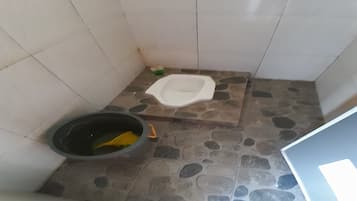 Quarto Duplo Económico | Casa de banho | Um polibã, um chuveiro fixo, sabão