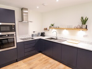 Um frigorífico, uma máquina de lavar louça, uma chaleira elétrica 