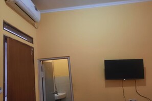 Quarto casal standard | Escrivaninha, espaço de trabalho para notebook, roupa de cama