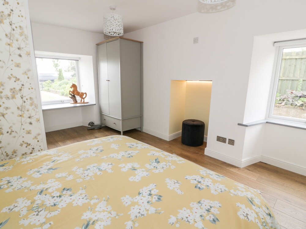 BRAEFACE COTTAGE, pet friendly, with open fire in Bonnybridge ...