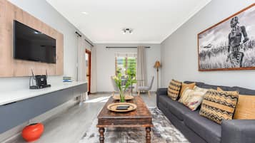 Apartamento grand | Área de estar | TV de tela plana, Netflix, serviços de streaming