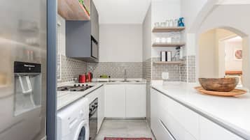 Apartamento grand | Cozinha privada | Geladeira, micro-ondas, fogão, cooktop