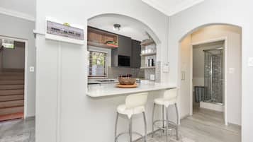 Apartamento grand | Cozinha privada | Geladeira, micro-ondas, fogão, cooktop