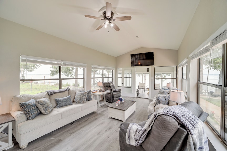 Waterfront Grove Retreat W/ Dock: 'Cedar Ridge' - Oklahoma