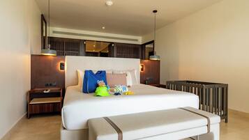Quarto de hotel moderno com uma cama grande, mesas de cabeceira, um banco e um radiador.