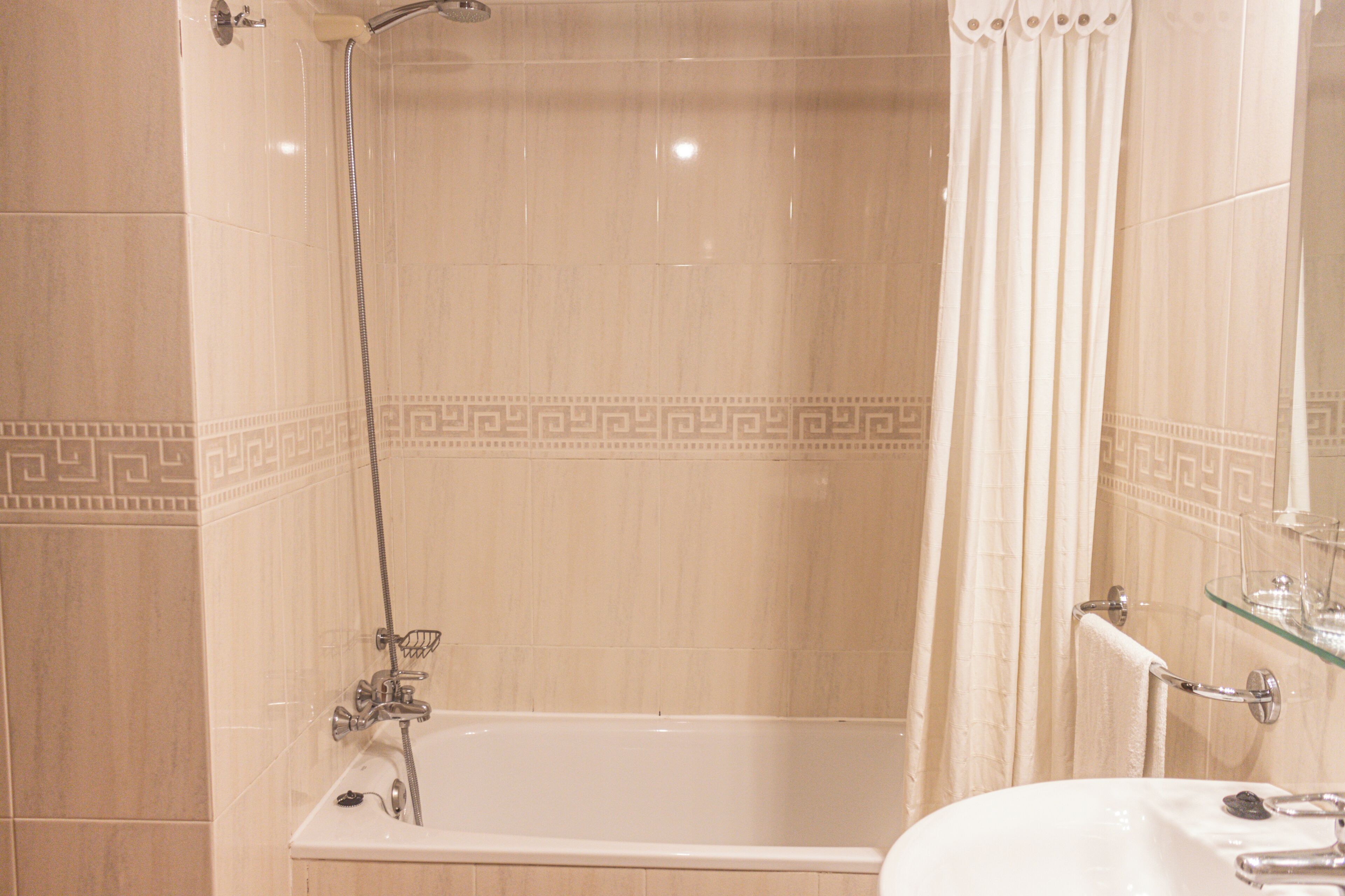 Quarto casal, 1 cama Queen, suíte, ao lado da montanha | Banheiro | Chuveiro/banheira combinados, chuveiro com efeito de chuva