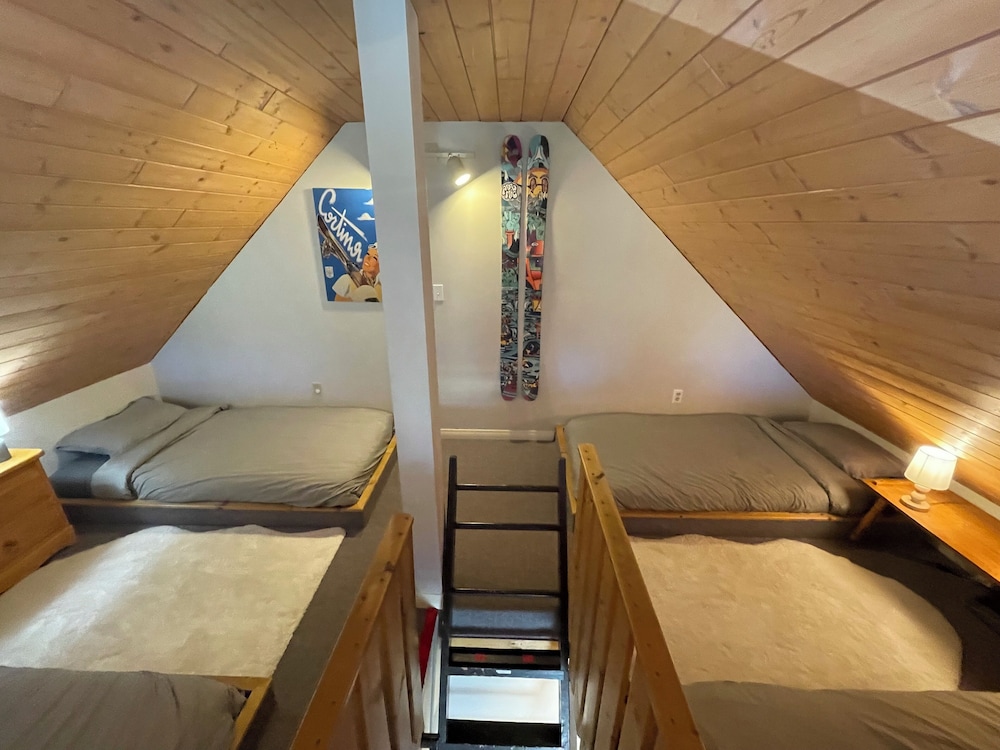 Top Floor Suite On The Knoll With Private Laundry, Bbq, And Pet-friendly! - Armstrong
