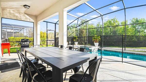 Spacious 12-bed Villa With Pool & Resort Amenities - Kissimmee, FL